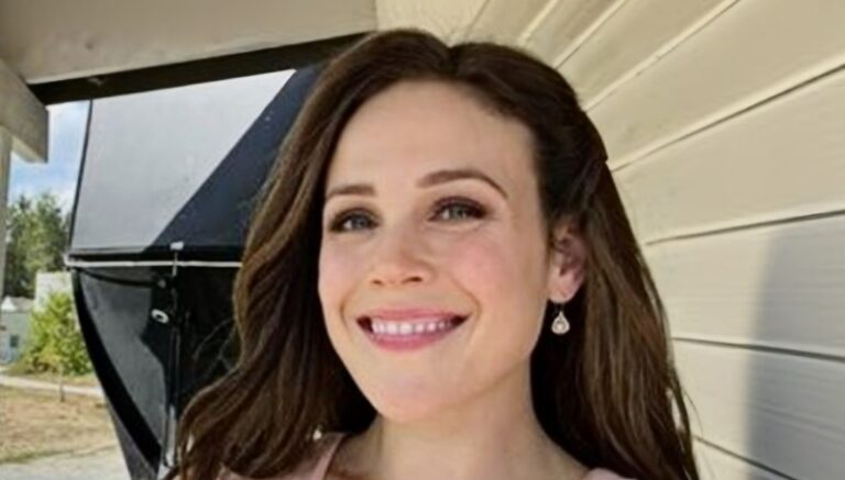 WCTH’s Erin Krakow Jokes About Baby Bump In Sweet New Photo - Soap ...